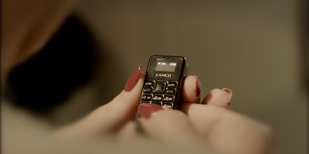 Handphone Paling Terkecil di Dunia, Beratnya Cuma 13 Gram | LAzone.id