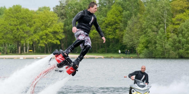 Begini Caranya Loe Nikmati Flyboarding di Indonesia | LAzone.id