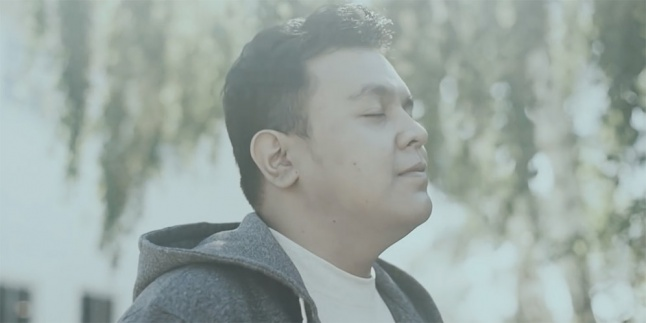 Kisah Manis Masa Kecil Tulus di Video Klip 'Monokrom' | LAzone.id