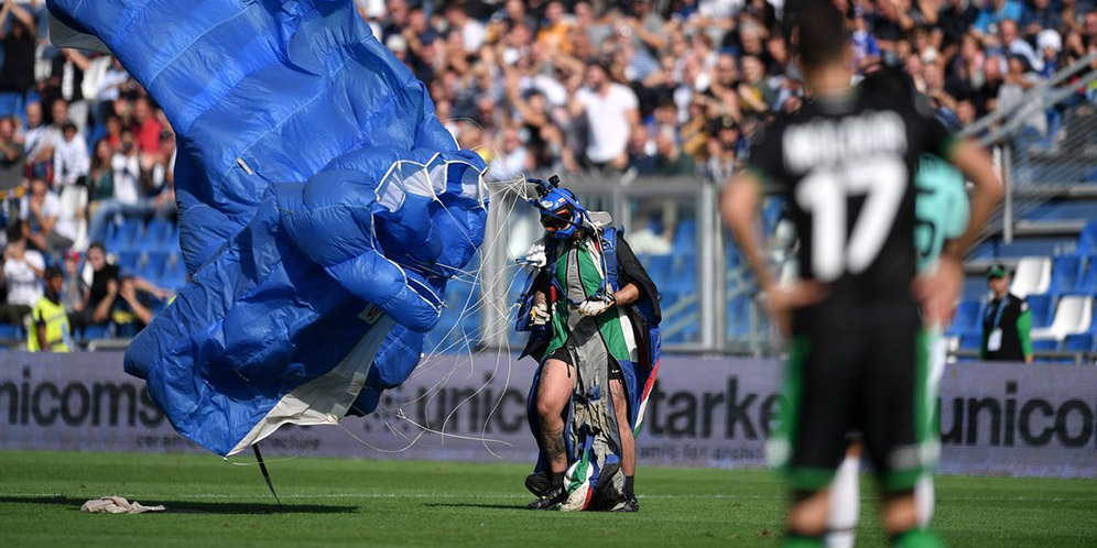 Penerjun Payung Hebohkan Laga Serie A | LAzone.id